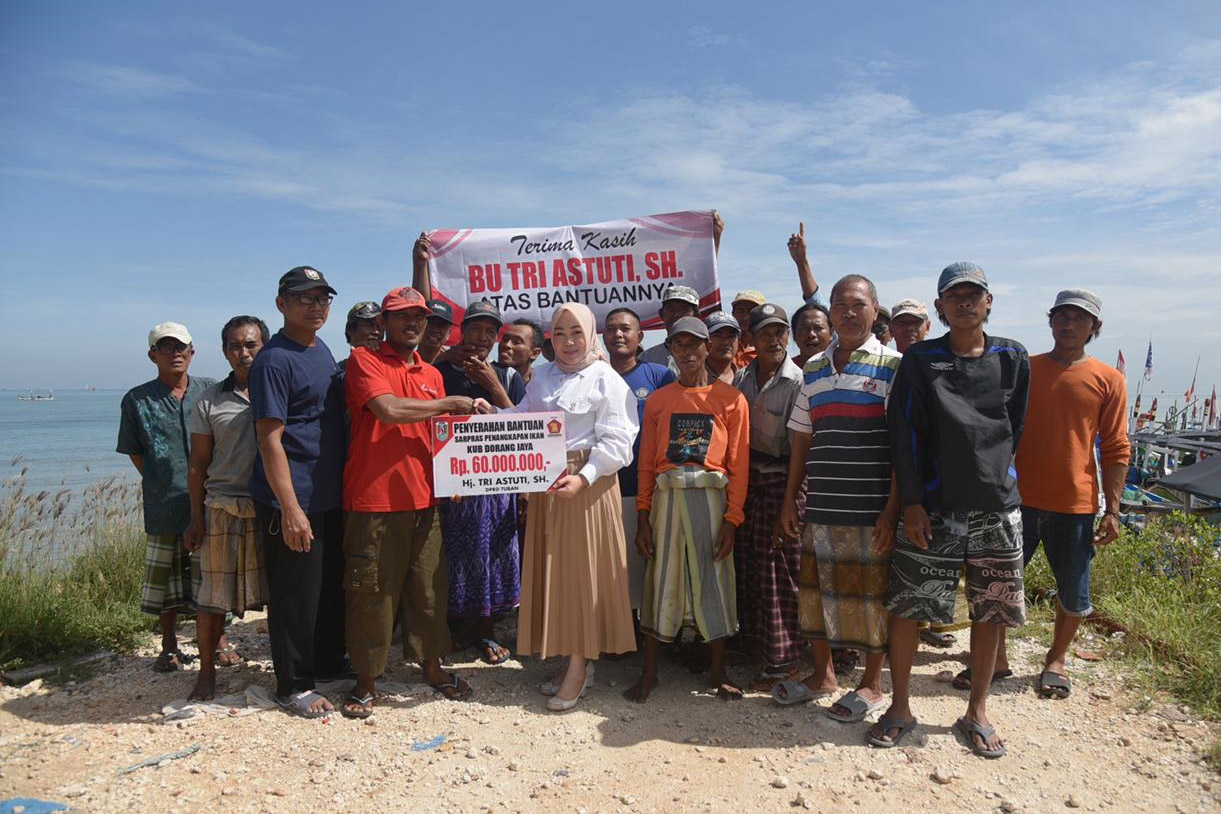 Srikandi Gerindra Tri Astuti Bagikan Jaring Tangkap Ikan