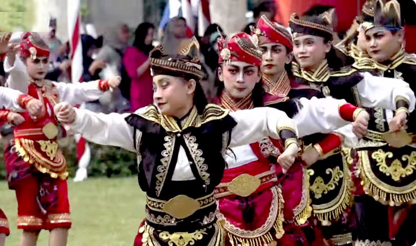 Tari Kolosal “Nationalsm Of Urban Youth” di Tugu Pahlawan Surabaya